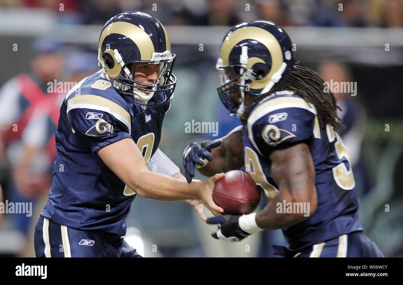 Saint Louis Rams quart-arrière Sam Bradford mains l'arrêt football running back de Steven ...