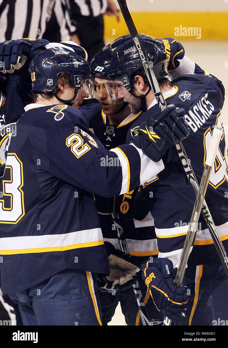 Saint Louis Blues David Backes (R) est félicité par coéquipiers après ...