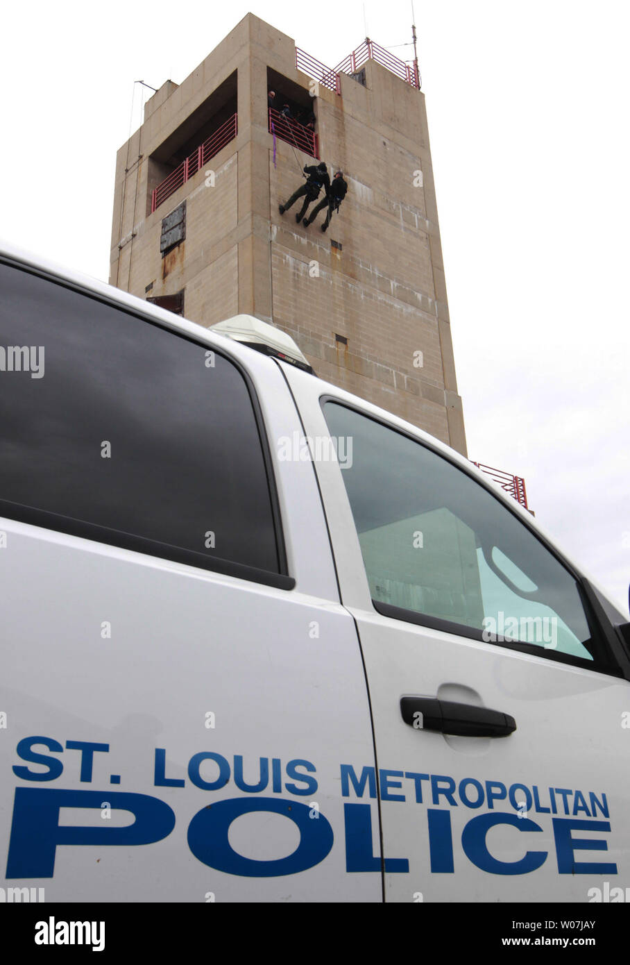 Les membres du Service de police de Saint Louis Metropolitian division ...