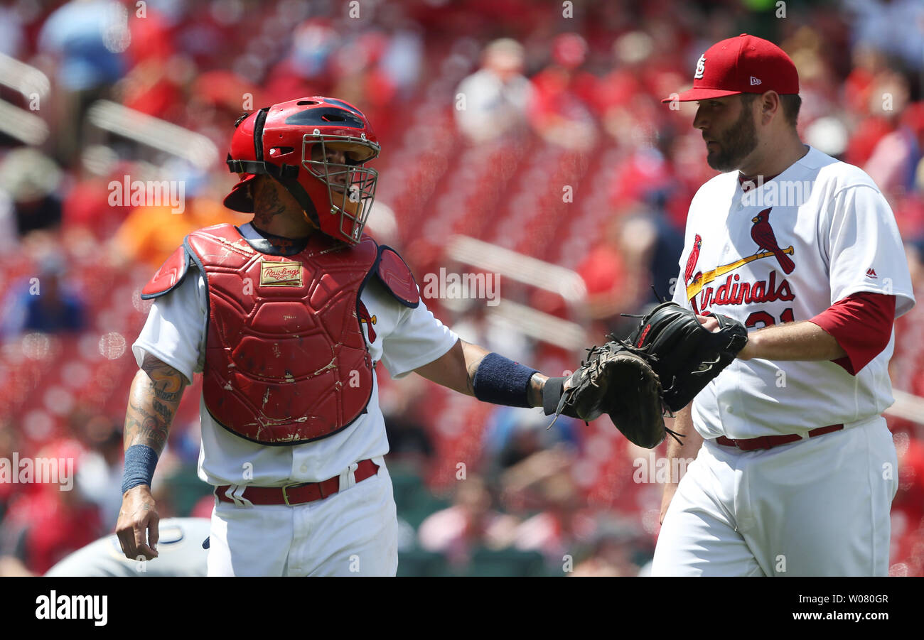 Cardinals de Saint-Louis Lance Lynn est félicité par catcher Yadier ...