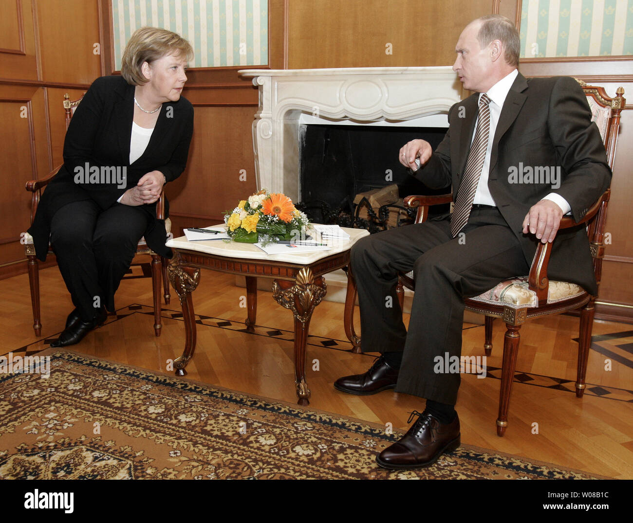 Le président russe Vladimir Poutine (R) parle à la Chancelière ...