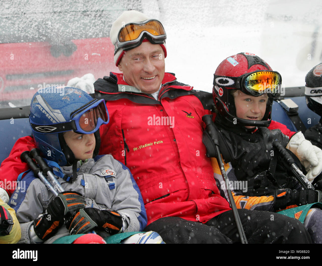 Le président russe Vladimir Poutine est assis avec des enfants d'une ...
