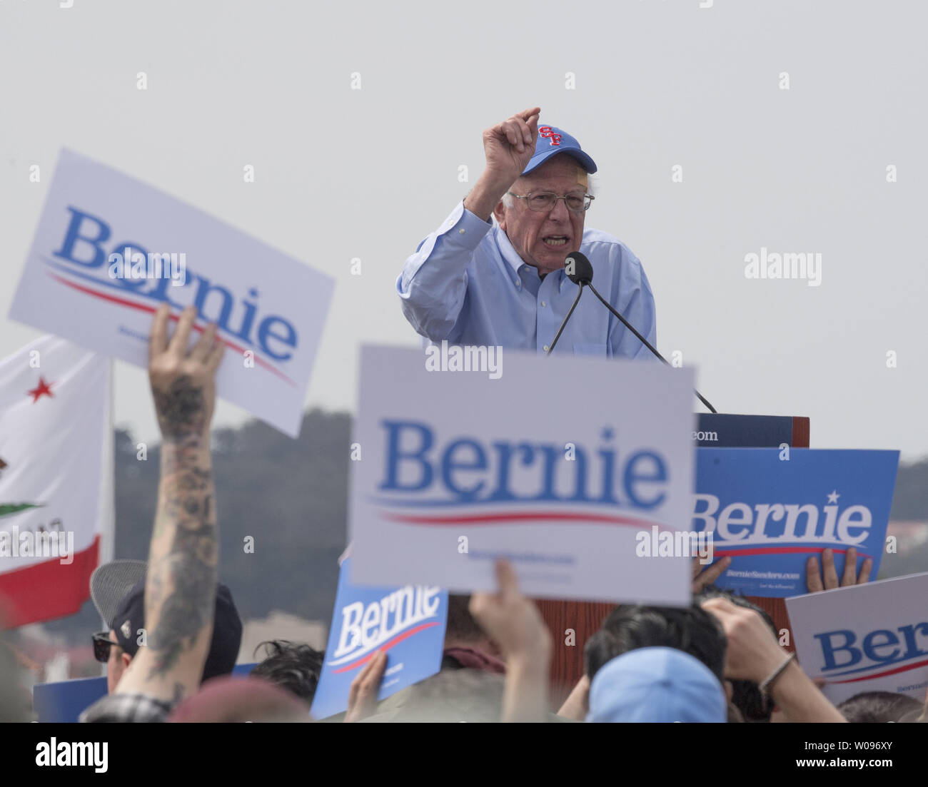 Le sénateur Bernie Sanders traite d'un rassemblement à Ft. Mason à San ...
