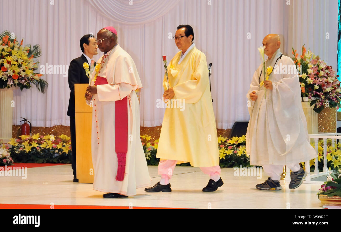 L'ancien archevêque catholique romain, Emmanuel Milingo (L) rend ...