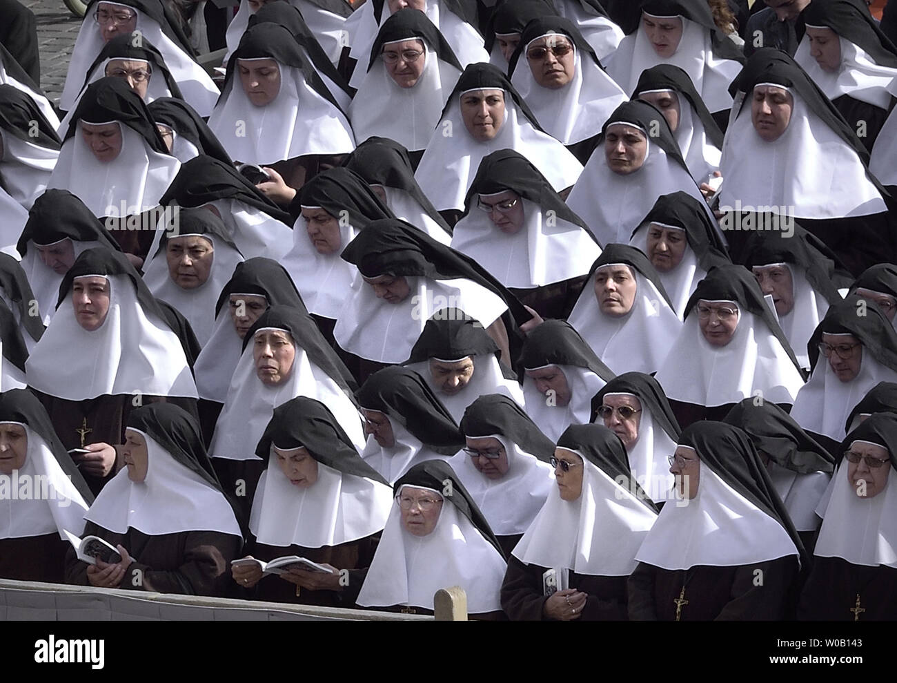Les nonnes présents de sainte Thérèse de Lisieux sont affichés lors d ...