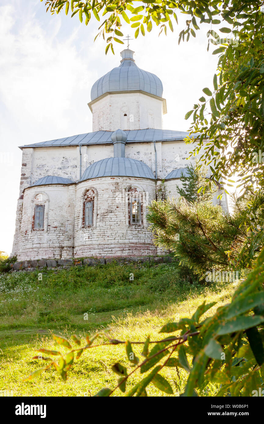 Cathédrale de pierre blanche de l'Exaltation de la Croix. La Russie ...