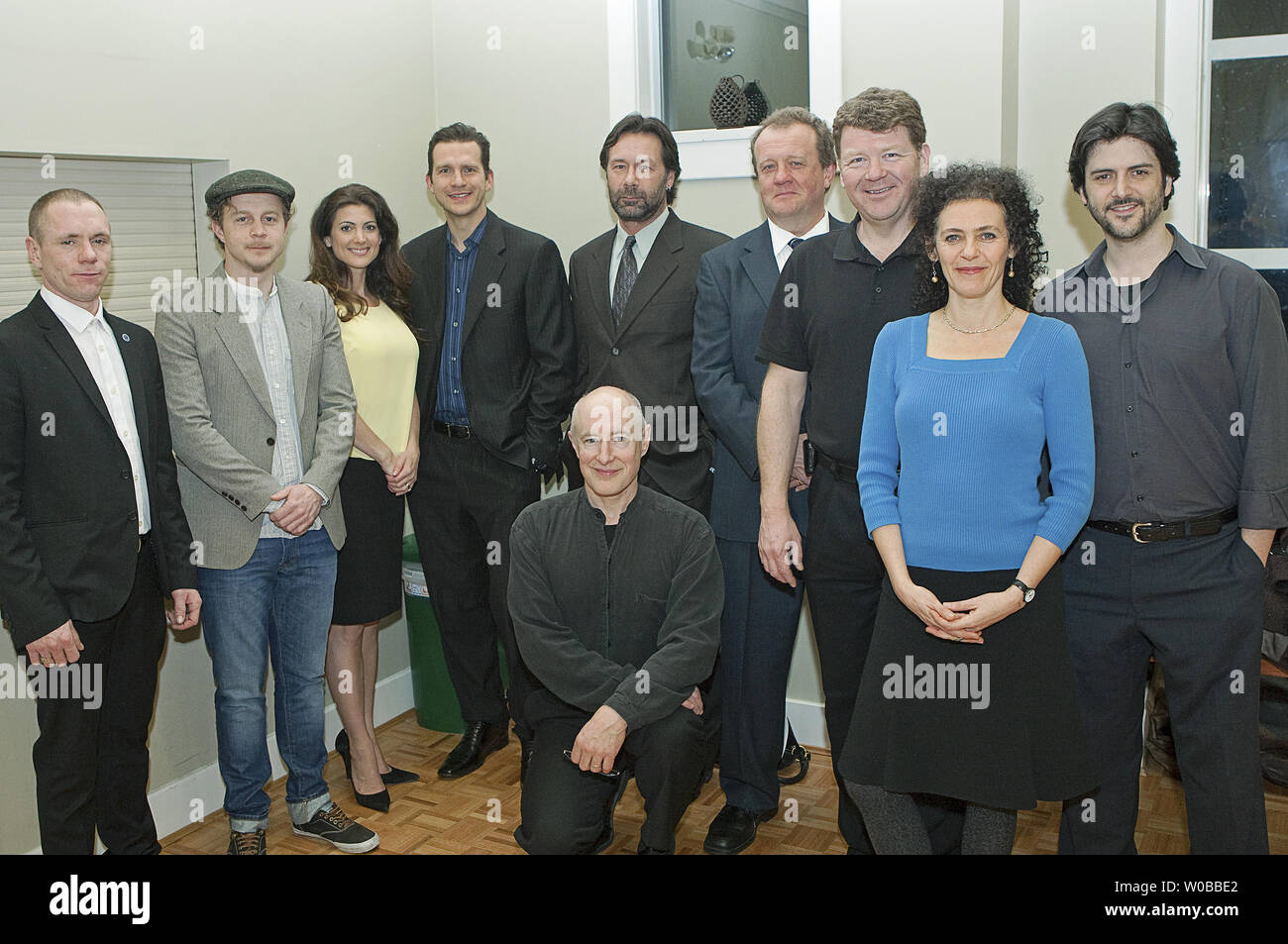 Le casting d'acteurs L. à R., Travis Macdonald, Steven Roberts, Julia ...