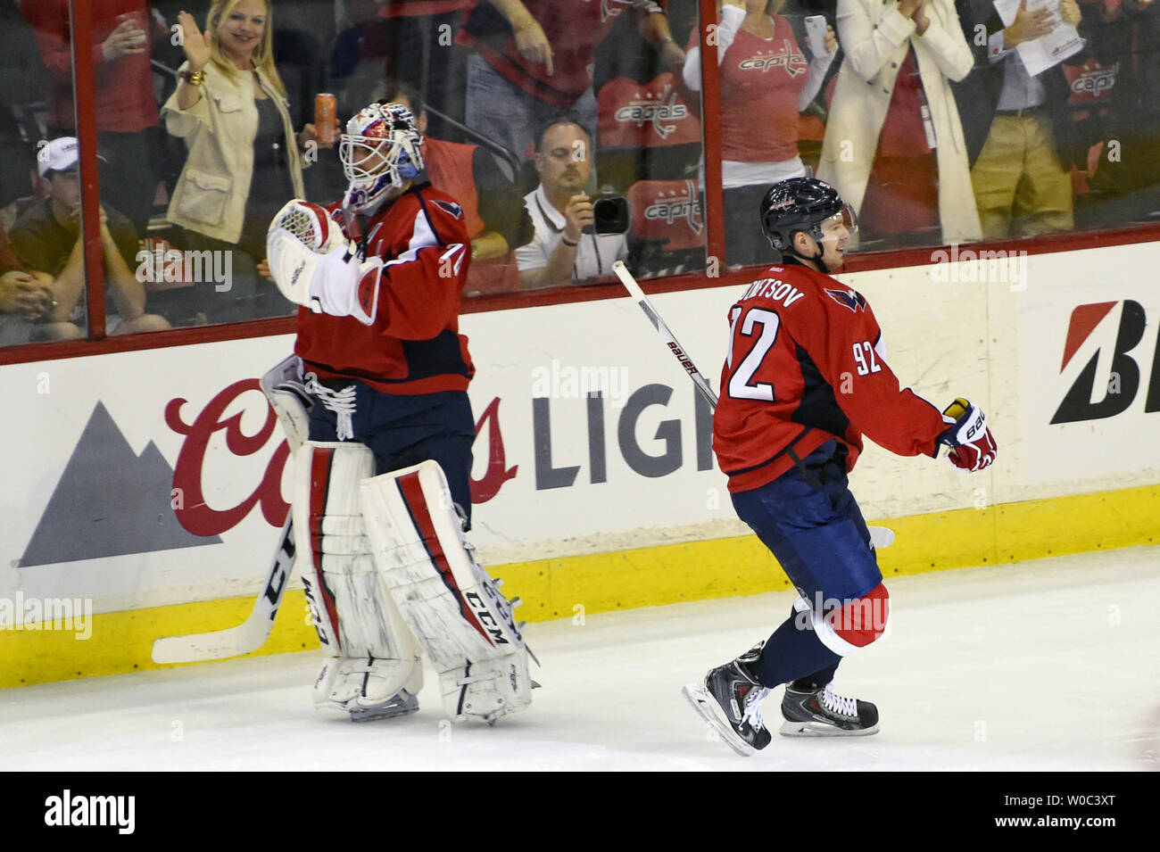 Les Capitals de Washington center Evgeny Kuznetsov (92) est félicité par le gardien Braden ...