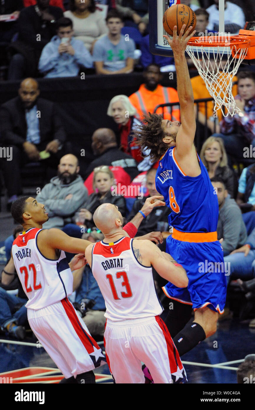 New York Knicks center Robin Lopez (8) marque contre Washington Wizards ...