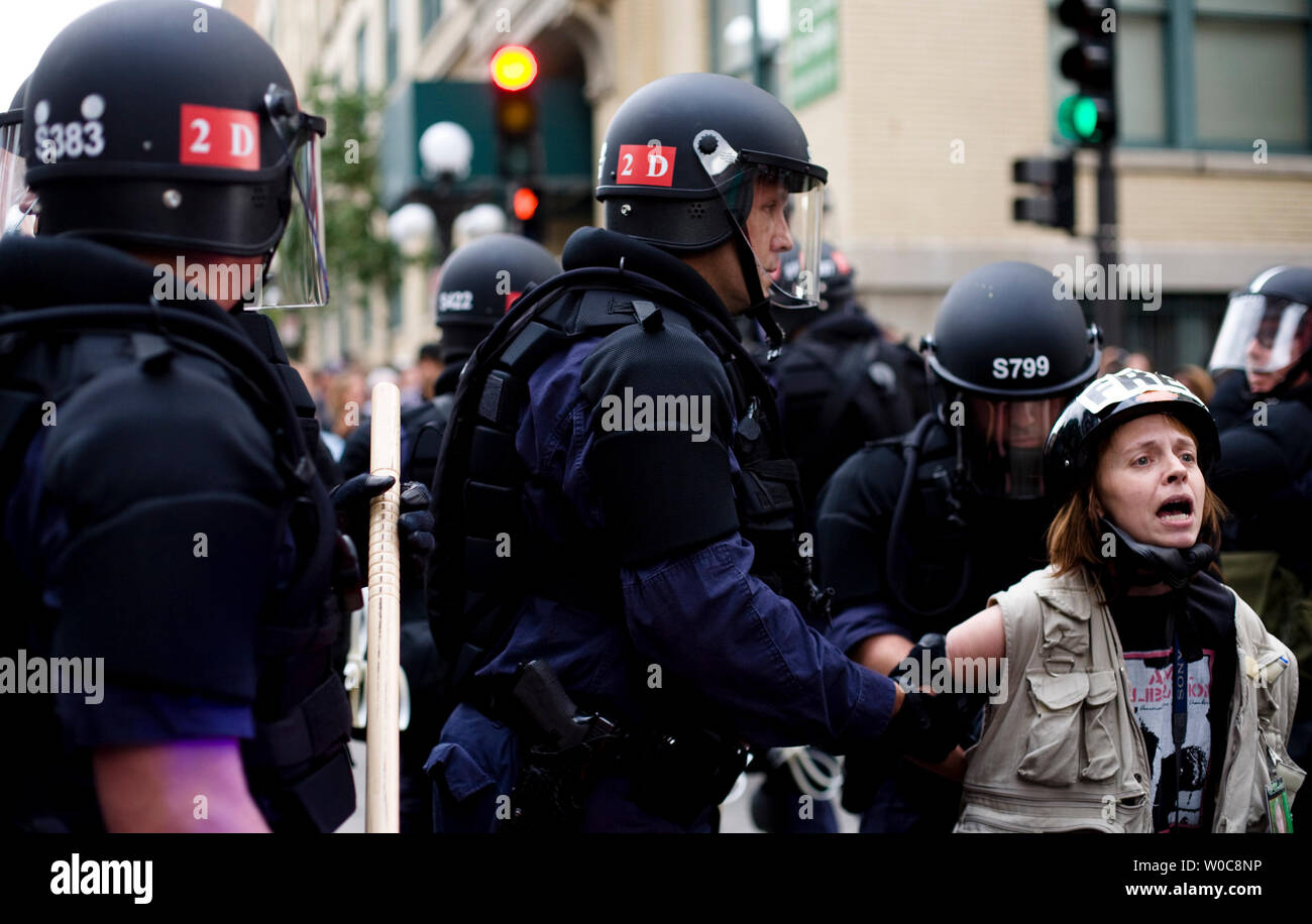 La police anti-émeute faire une arrestation au cours d'un anti-guerre ...