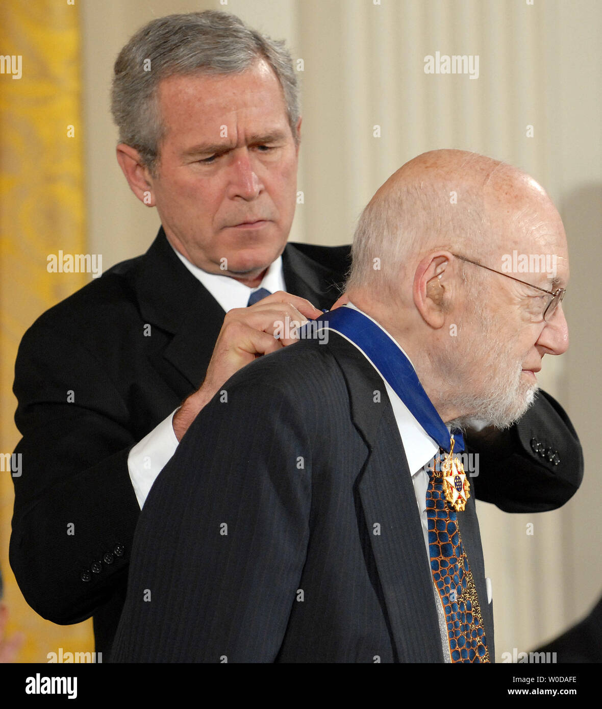 Le président américain George W. Bush awards Joshua Lederberg la ...