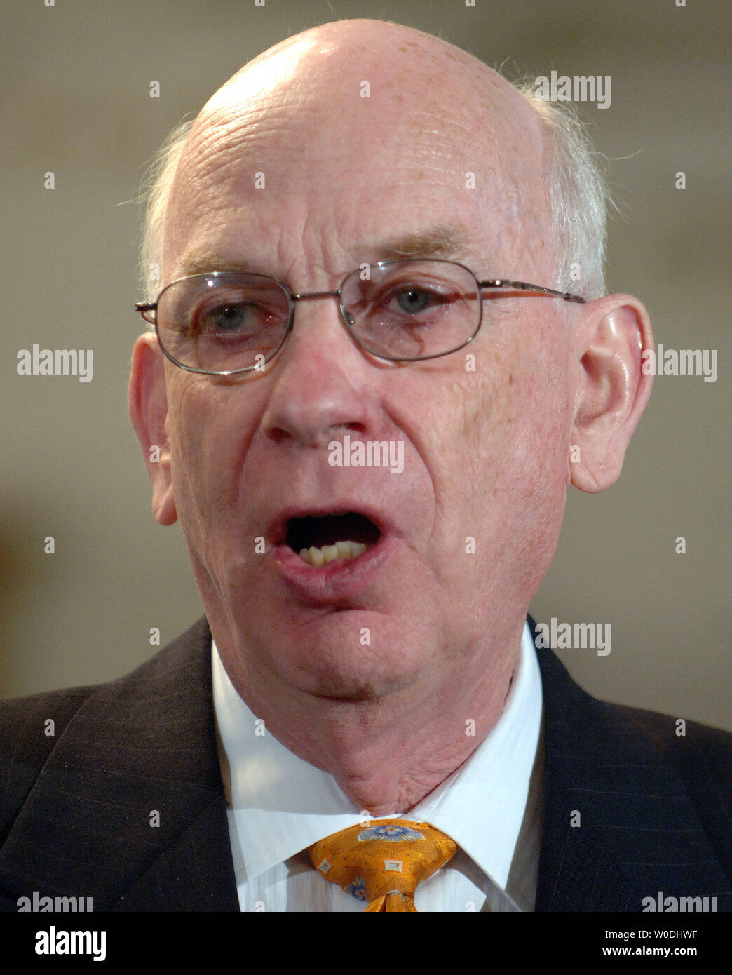 Le sénateur Robert Bennett, R-UT, prend la parole lors d'une conférence ...