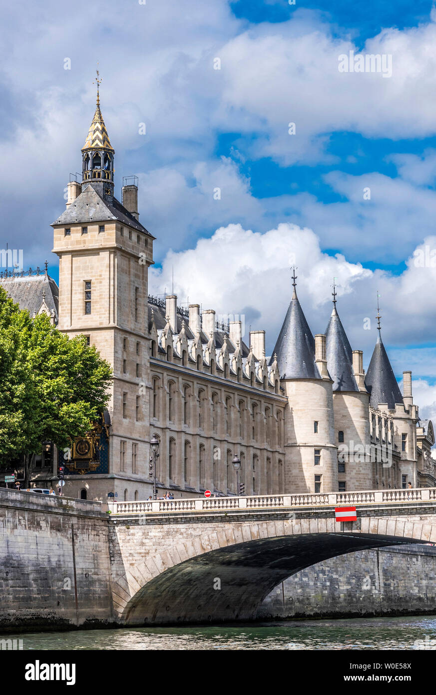 Conciergerie prison et pont pont au changement Banque d'image et photos - Alamy