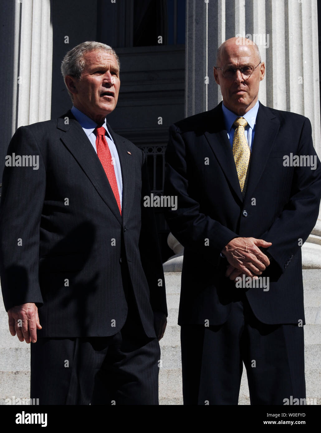 Le président américain George W. Bush (L) et le secrétaire au Trésor ...