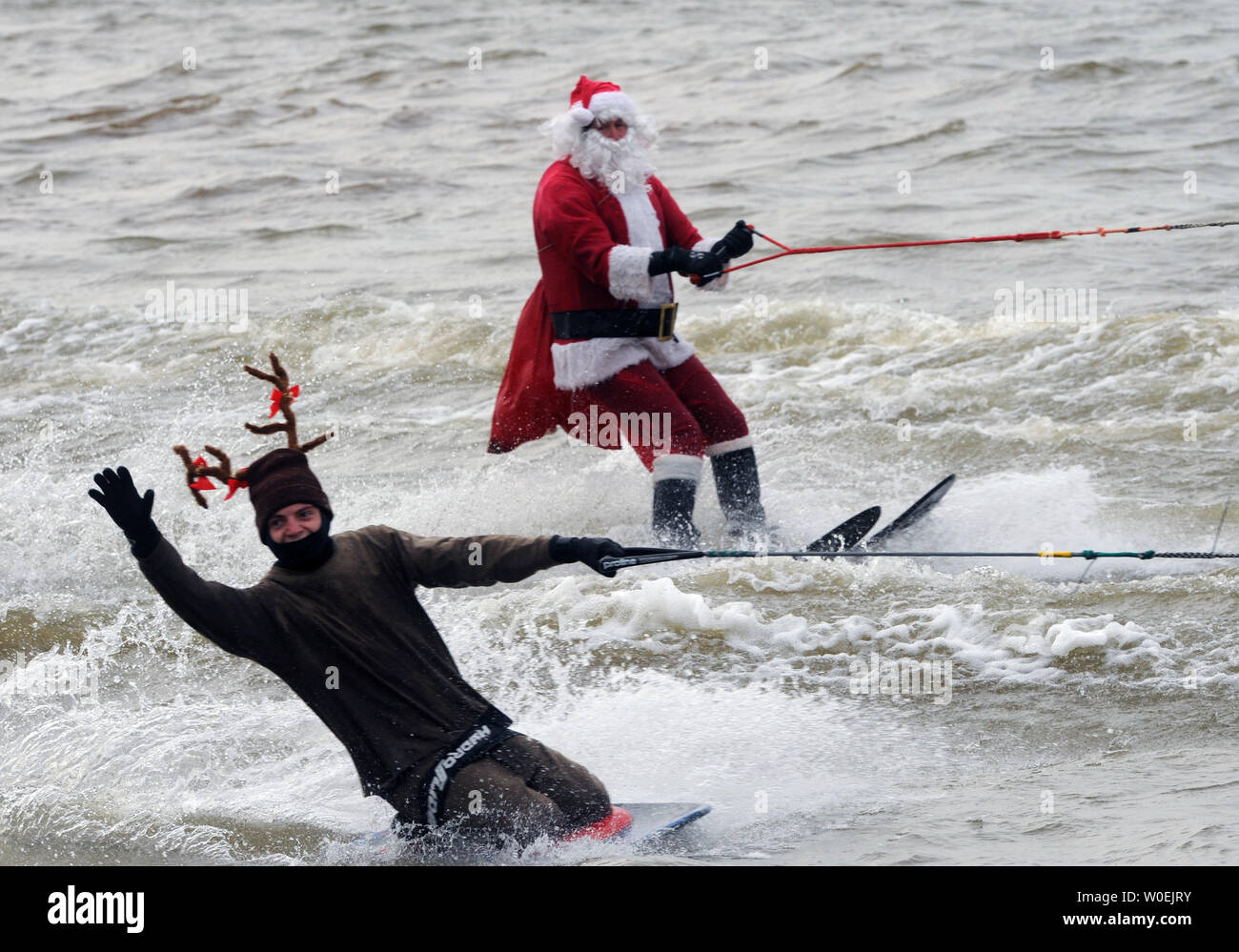 Les skieurs à l'eau habillé comme un renne (L) et le Père Noël ...
