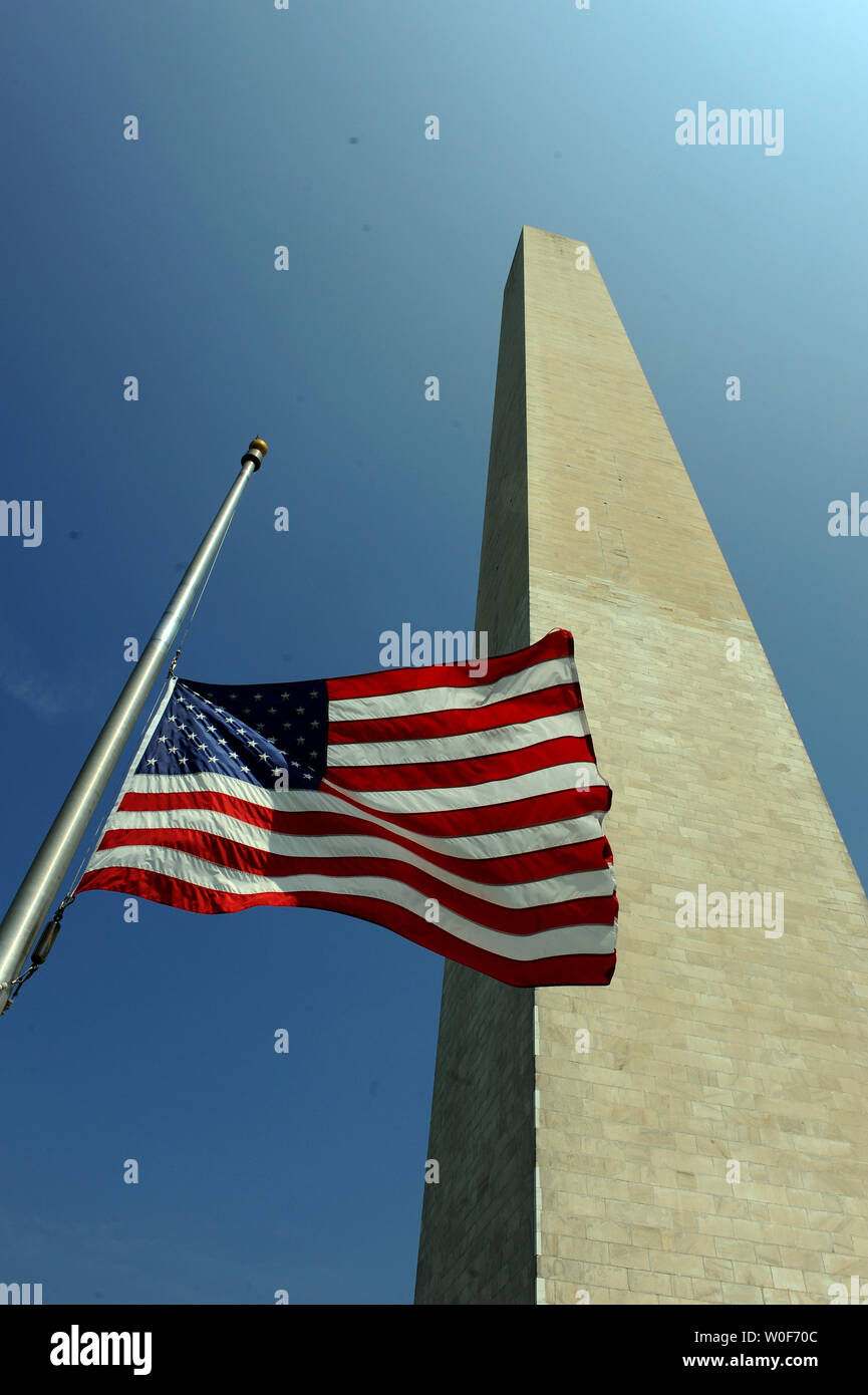 Des drapeaux américains dans le Washington Monument en berne à ...