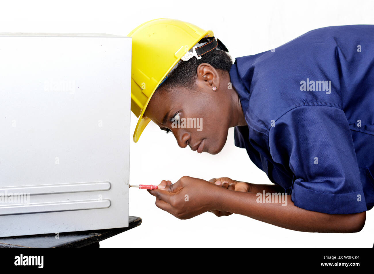 Jeune femme africaine dans la maintenance informatique s'ouvre l'unité ...