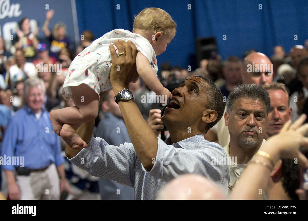 Le président Barack Obama détient Nathan Maxwell Johnson, 9 mois, après ...
