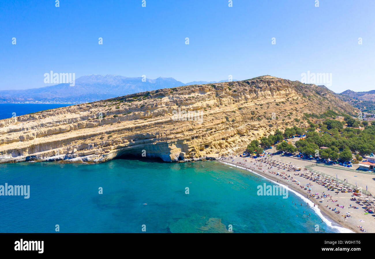 La plage de Matala avec des grottes sur les roches qui ont été utilisés ...