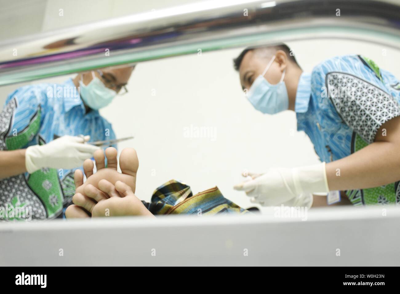 Circumcision process Banque de photographies et d’images à haute ...