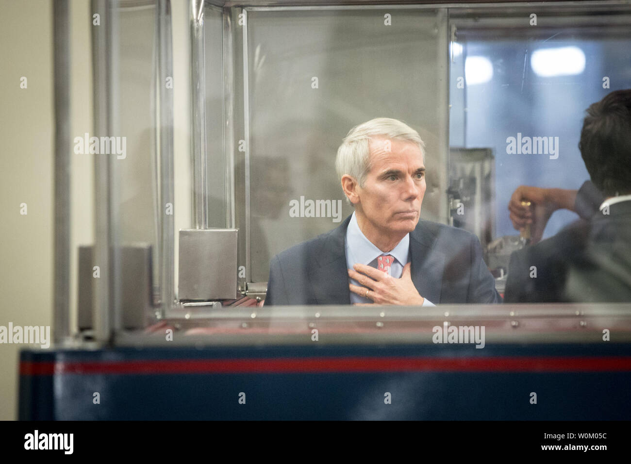 M. Rob Portman (R-OH) prend le métro du sénat sur son chemin à l ...