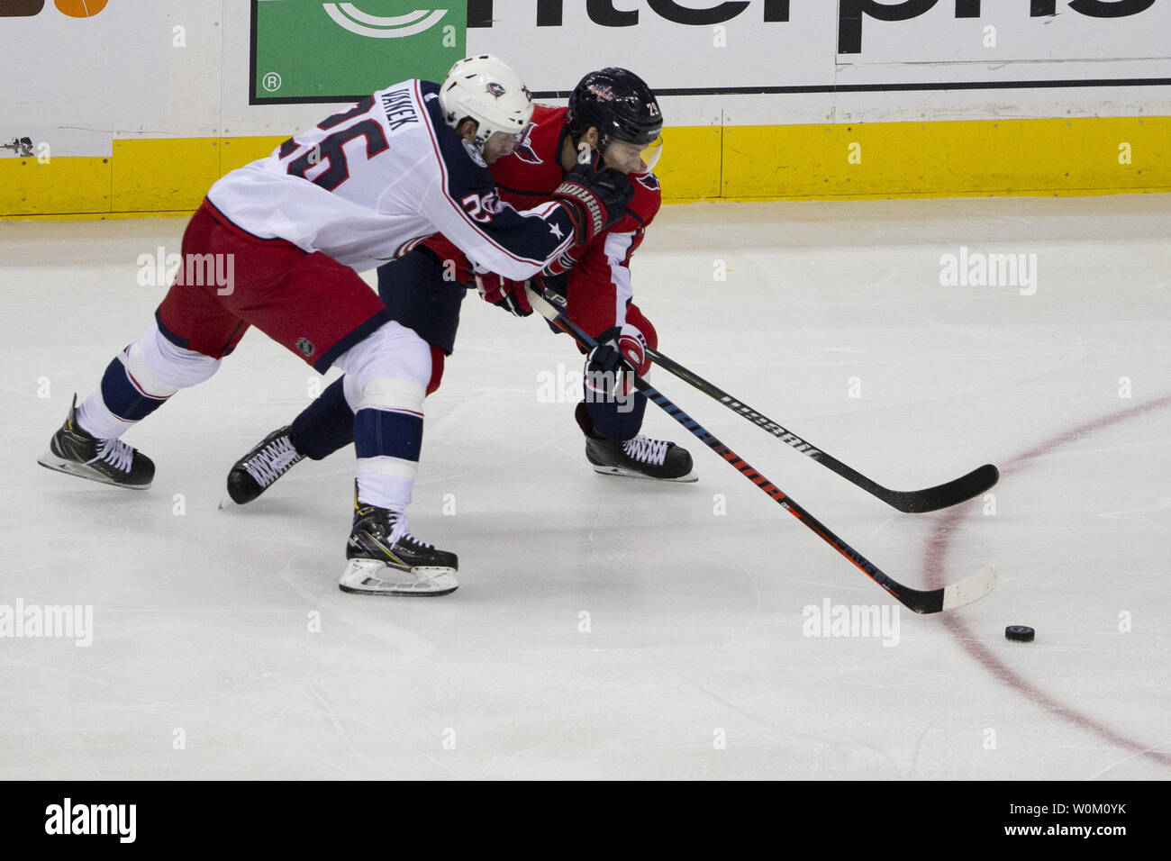 Vestes bleu aile gauche Thomas Vanek (26) et le défenseur Christian ...