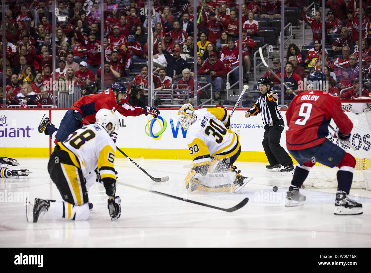 Aile gauche Alex Ovechkin Capitals (8) scores sur le gardien des ...