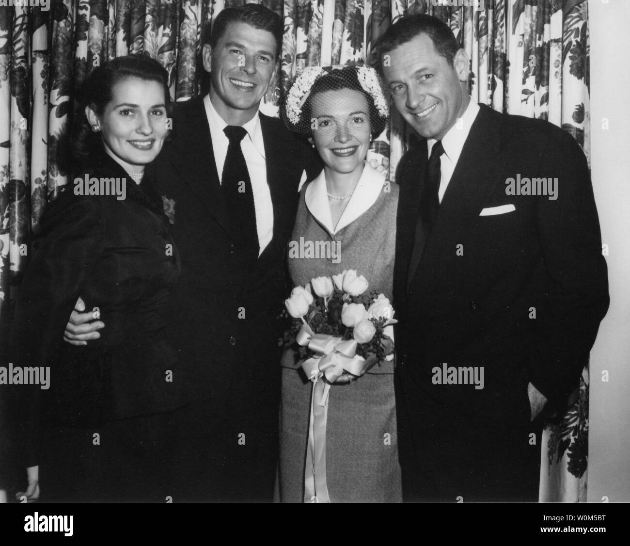 Ronald Reagan et son épouse Nancy (C) posent avec le meilleur homme et ...