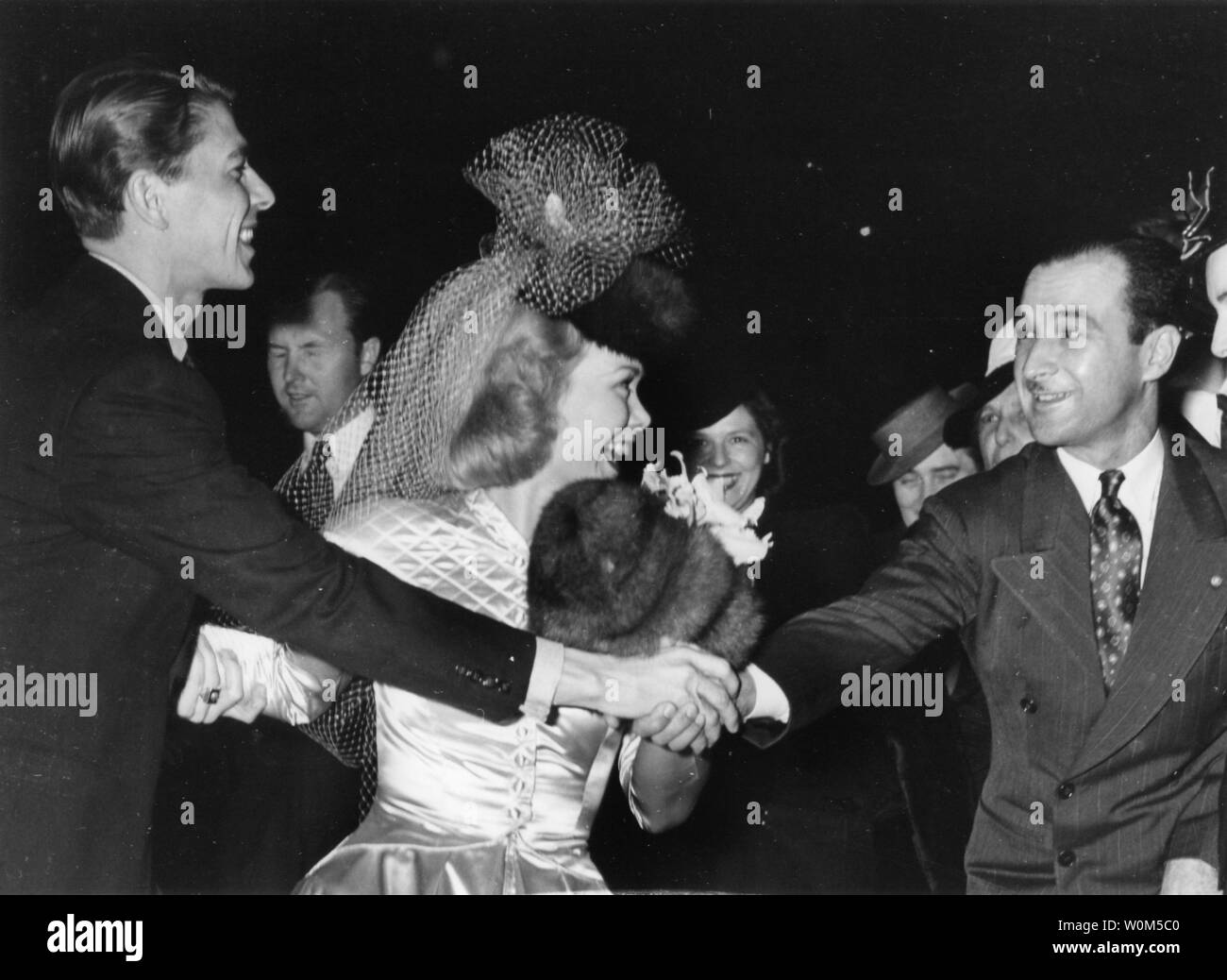 Ronald Reagan et Jane Wyman sont félicités par un invité après leur ...