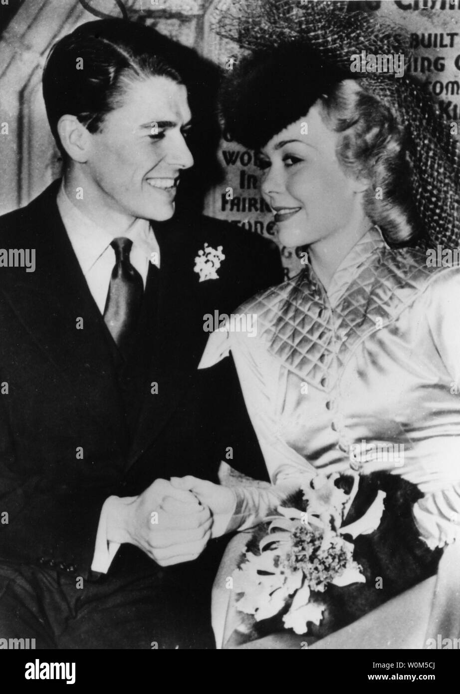 Ronald Reagan et épouse Jane Wyman sont considérées ici dans ce Janvier ...