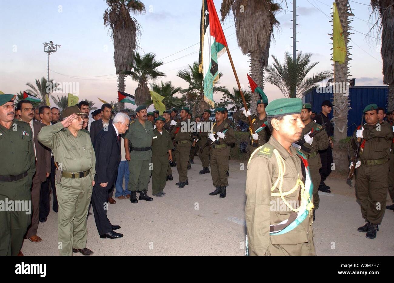 Le président palestinien Mahmoud Abbas tours le point de passage de ...