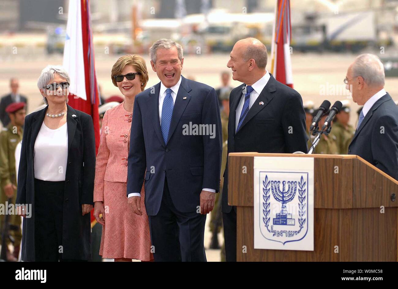 (L à R) Aliza Olmert, la Première dame Laura Bush, le président ...