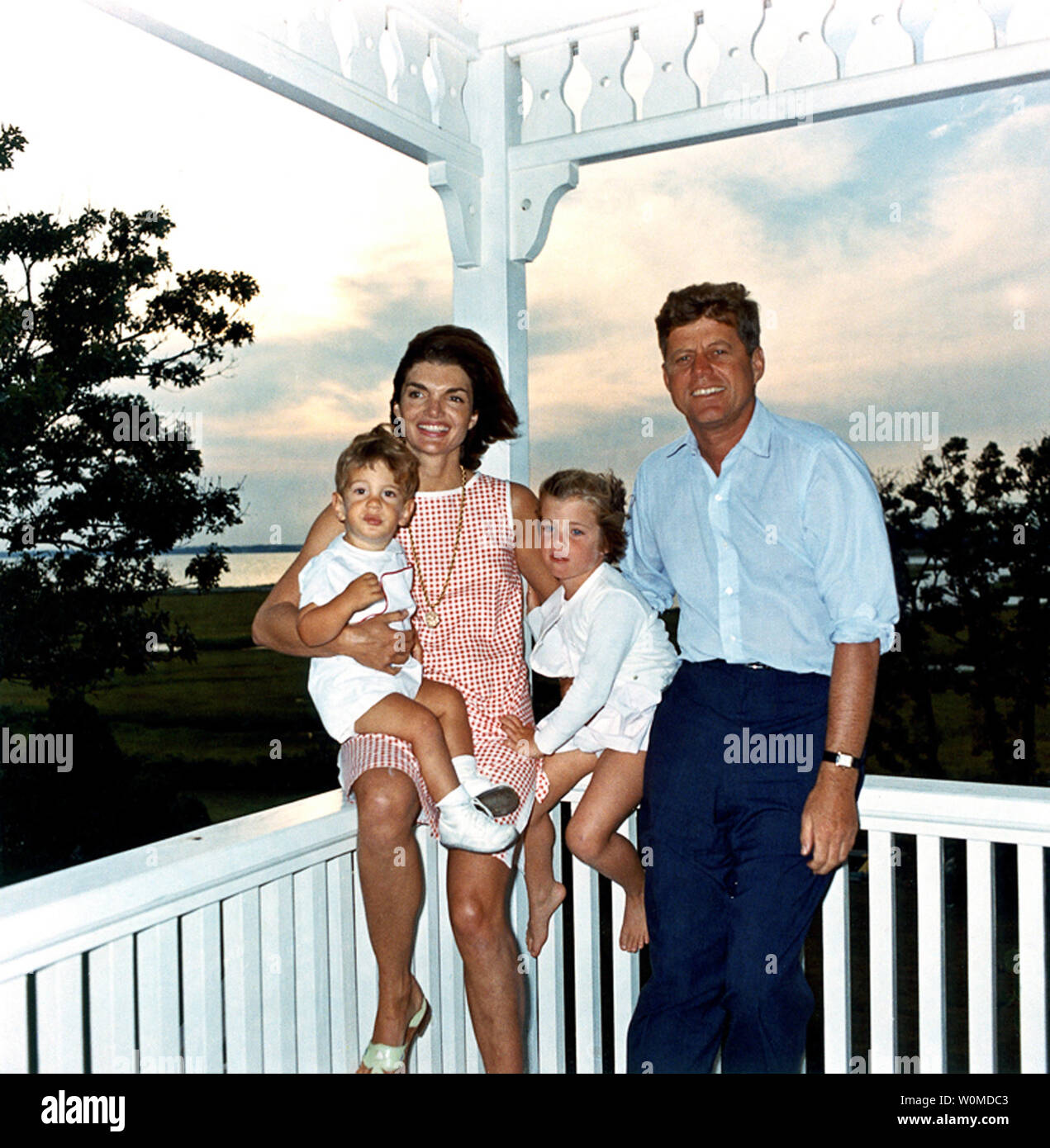 Le président John F. Kennedy et de la Première Dame Jacqueline Kennedy avec leurs enfants ...