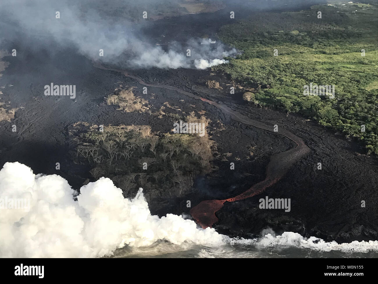 Vue prise le 20 mai 2018, de la coulée de lave d'atteindre l'océan. Hot ...