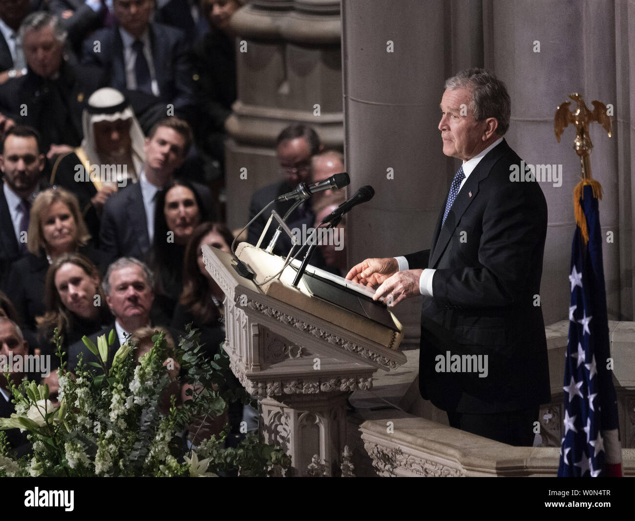 L'ancien président George W. Bush fournit un éloge à l'état service ...