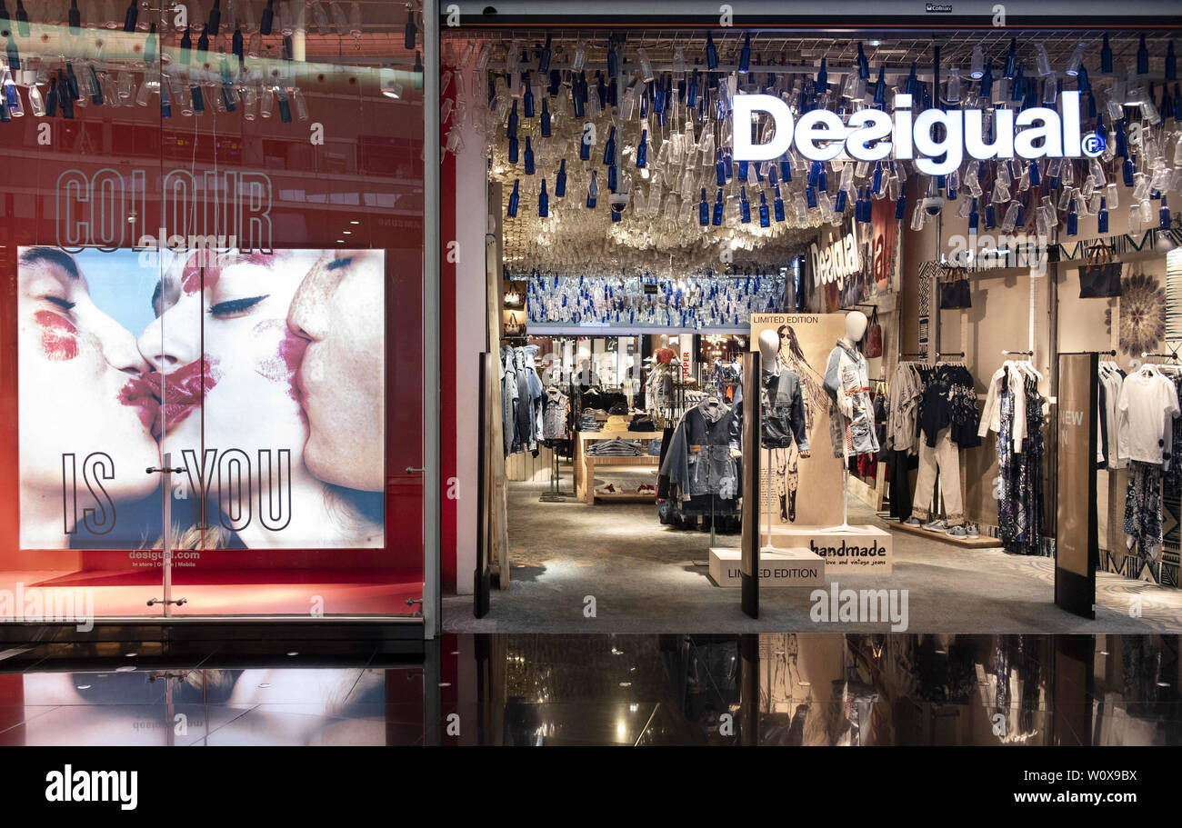 Desigual clothing brand logo store Banque de photographies et d’images ...
