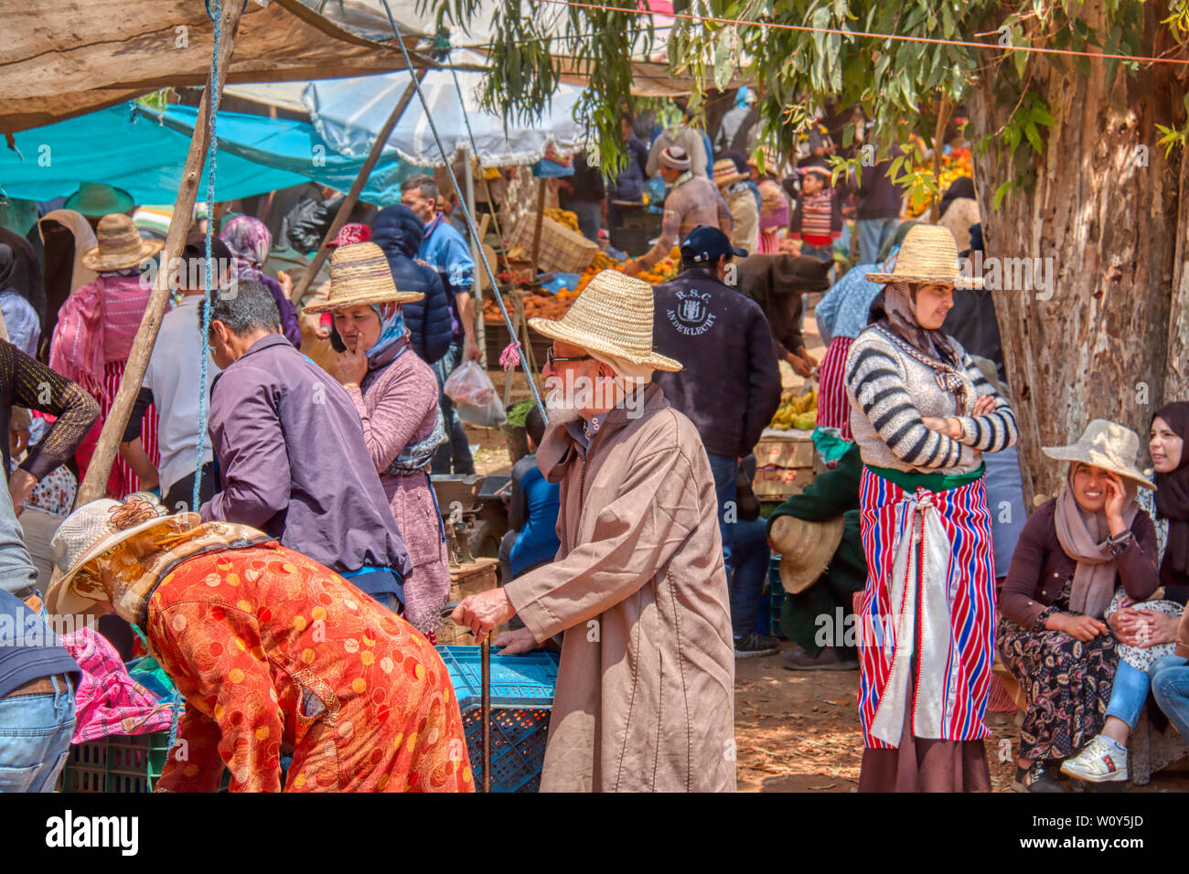 Oued Laou, Tétouan, Maroc - 4 mai 2019 : Agitation dans un souk ...