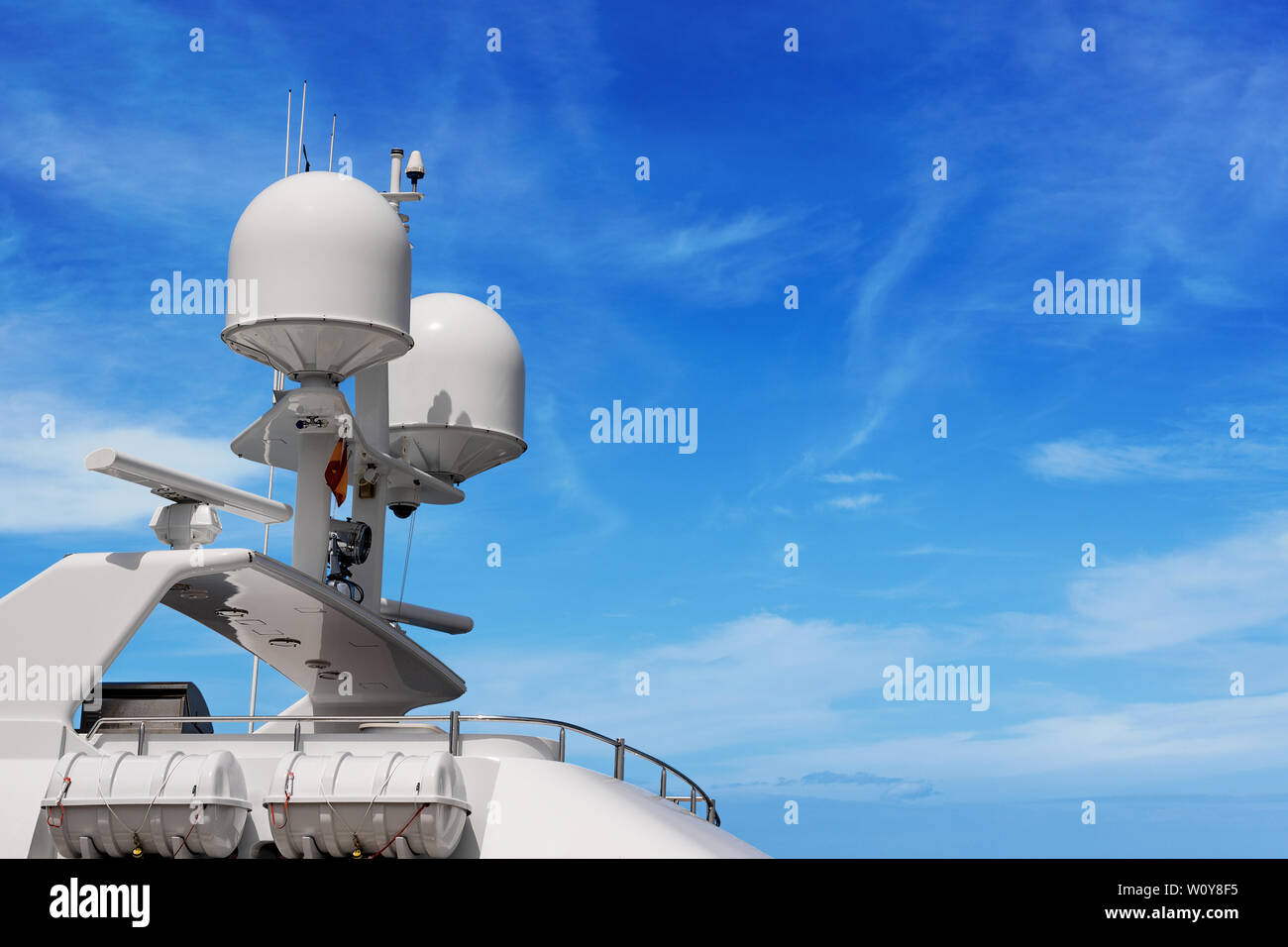 Radar mast on cruise ship Banque de photographies et d’images à haute ...