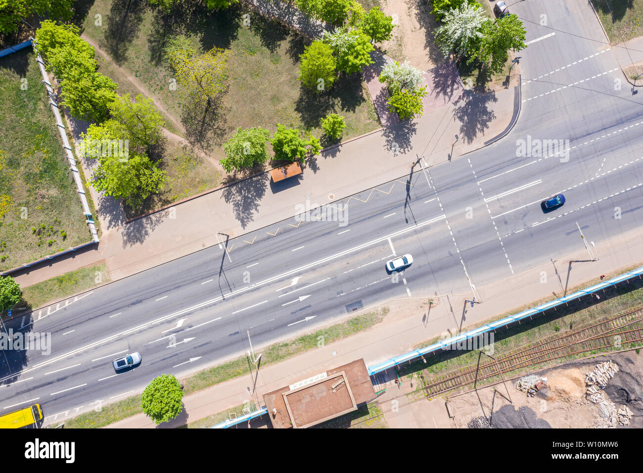 Route asphaltée passant dans une zone industrielle de banlieue de birds ...