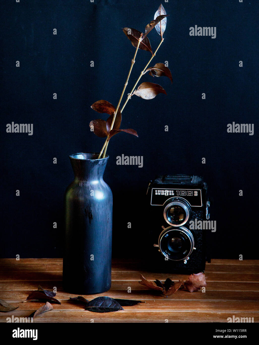 Corbeille de fleurs et de fruits Banque de photographies et d’images à ...