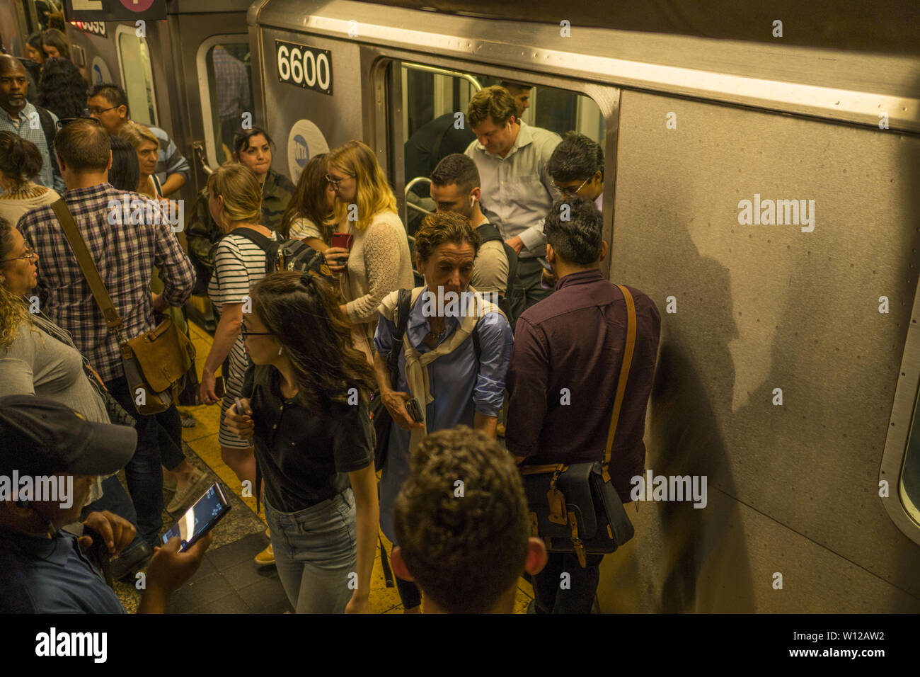 L'heure de pointe du soir sur le quai d'une gare de métro à Grand ...