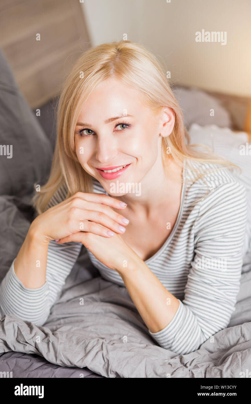 Sourire espiègle Banque de photographies et d’images à haute résolution ...