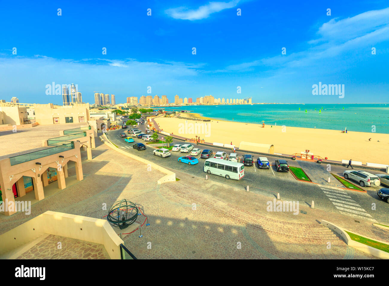 Doha, Qatar - 22 Février 2019 : Vue aérienne de la plage de Katara et ...