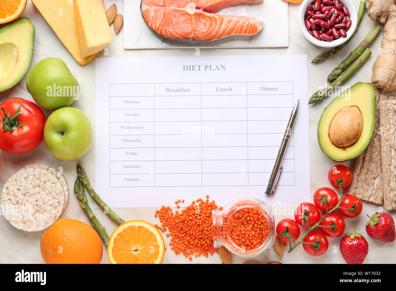 Différents aliments sains avec le plan de régime sur table lumineuse ...