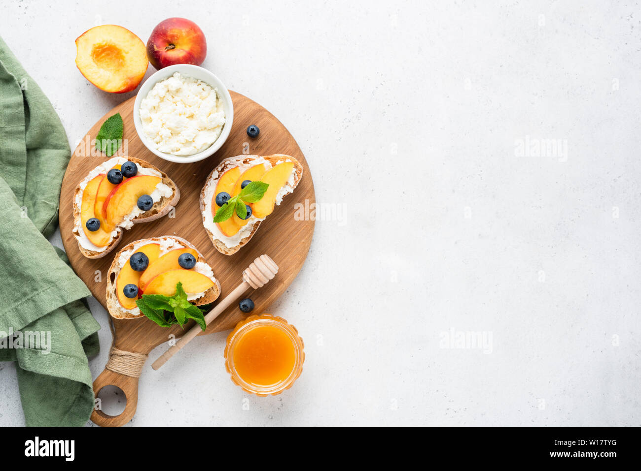 Bruschetta à la ricotta et fruits. Baguette de pain grillé avec du ...