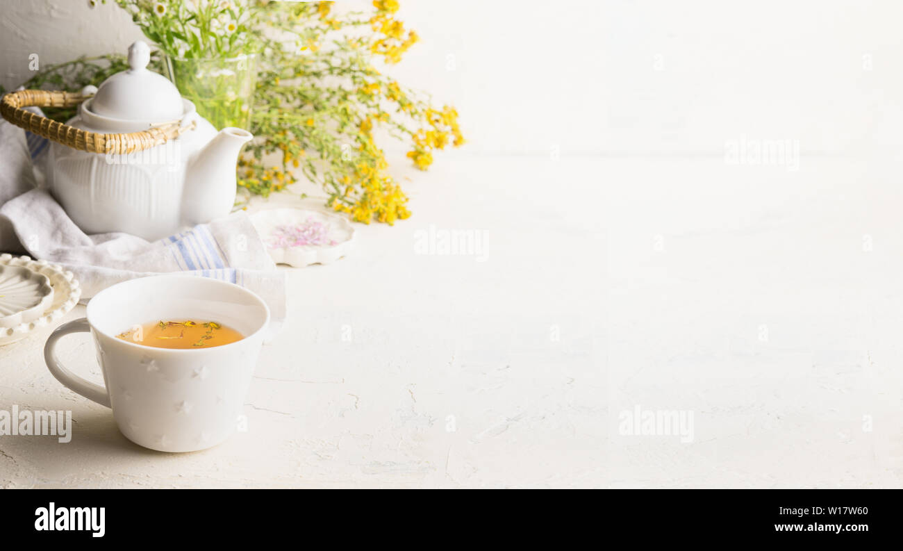 Arrière-plan de tisane avec tasse de thé , thé jaune avec pot et des ...