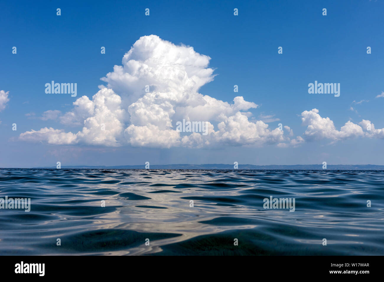 Mer Bleue Et Ciel Bleu Banque d'image et photos - Alamy