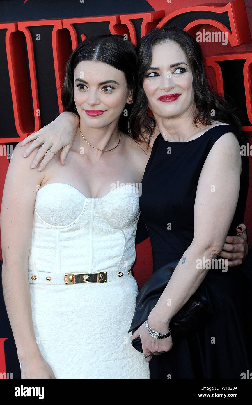 Francesca Reale et Winona Ryder lors de la première mondiale de la ...