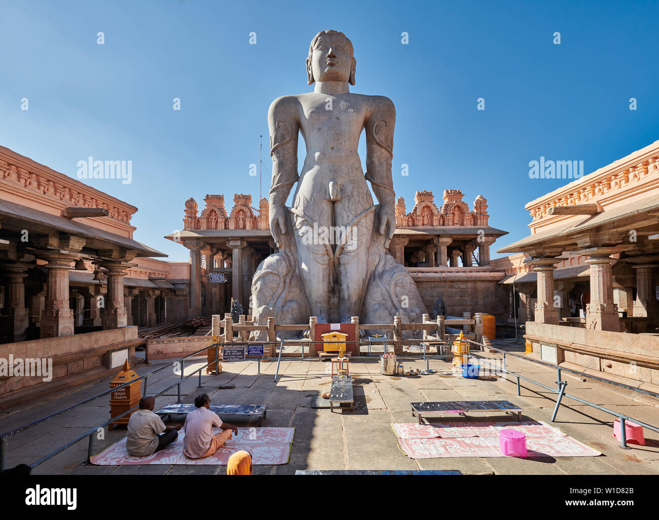 Statue monolithique à Shravanabelagola Gommateshwara, Jain temple ...