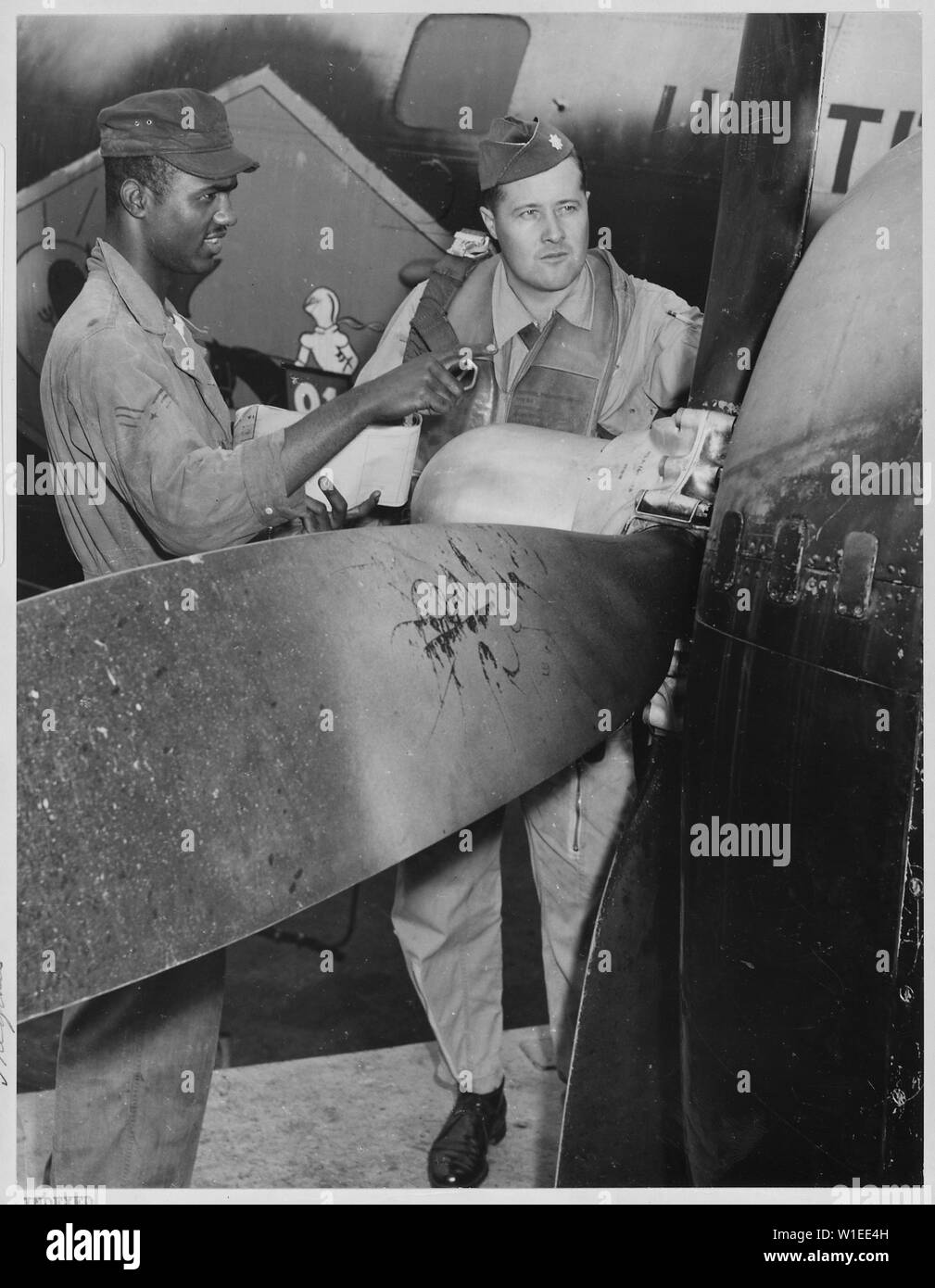 HDQ., 6160th Air Base Wing, Japon--Lt. Le colonel Marle M. Jones ...